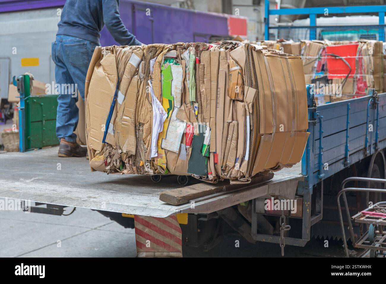 Paper bale hi-res stock photography and images - Alamy