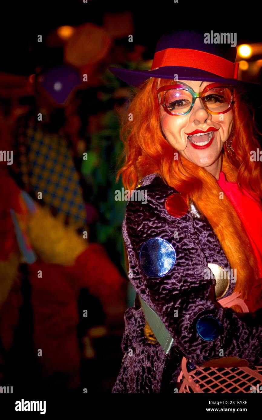 Carnival night in Sitges: Street party, show, performance, characters ...