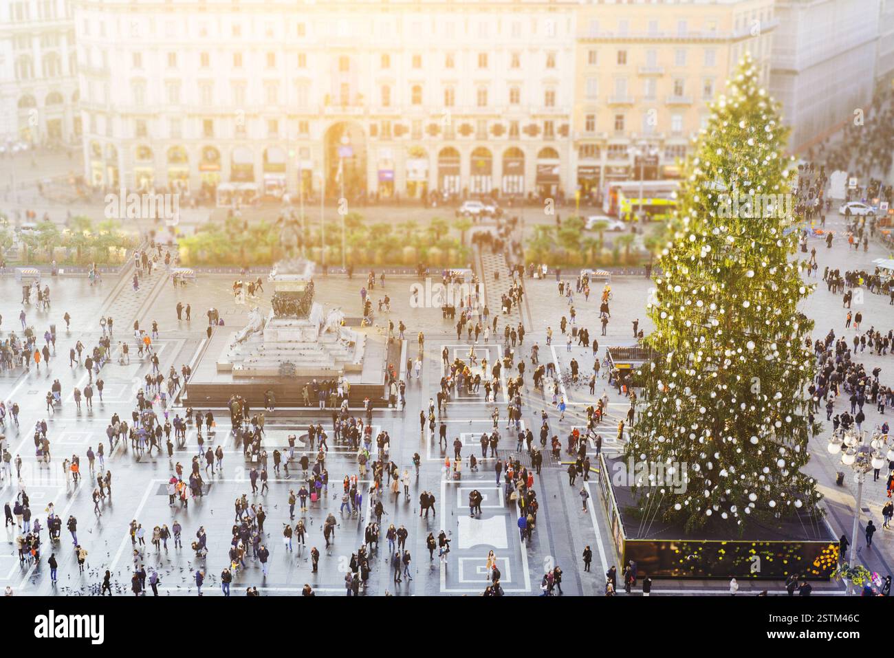 Crowd center hi-res stock photography and images - Alamy