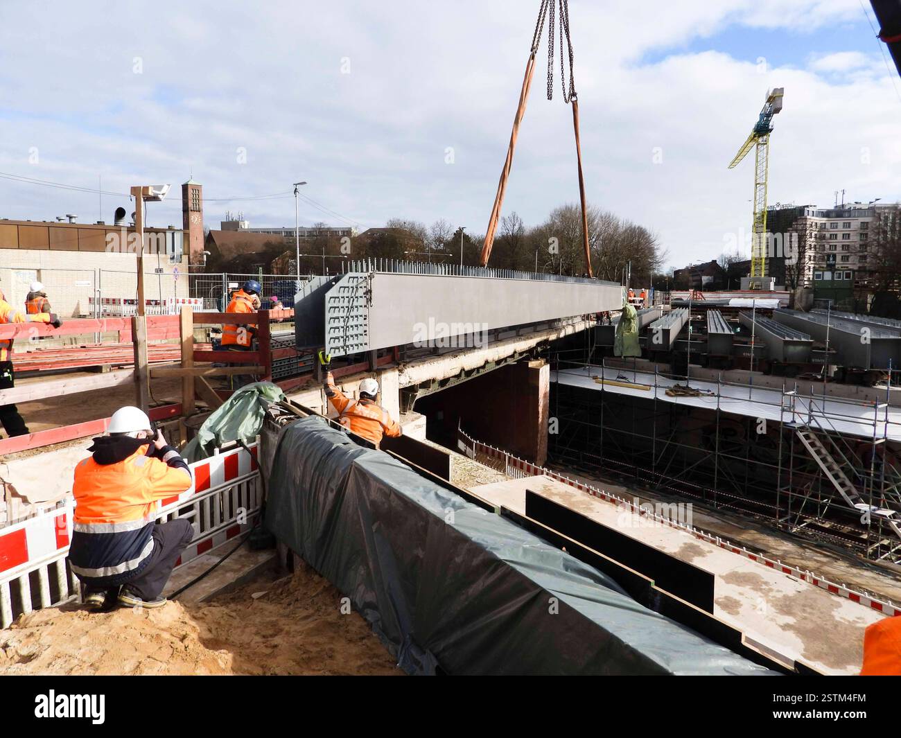 Brückenbaustelle Berliner Tor in Hamburg Stahlträger werden eingehoben ...