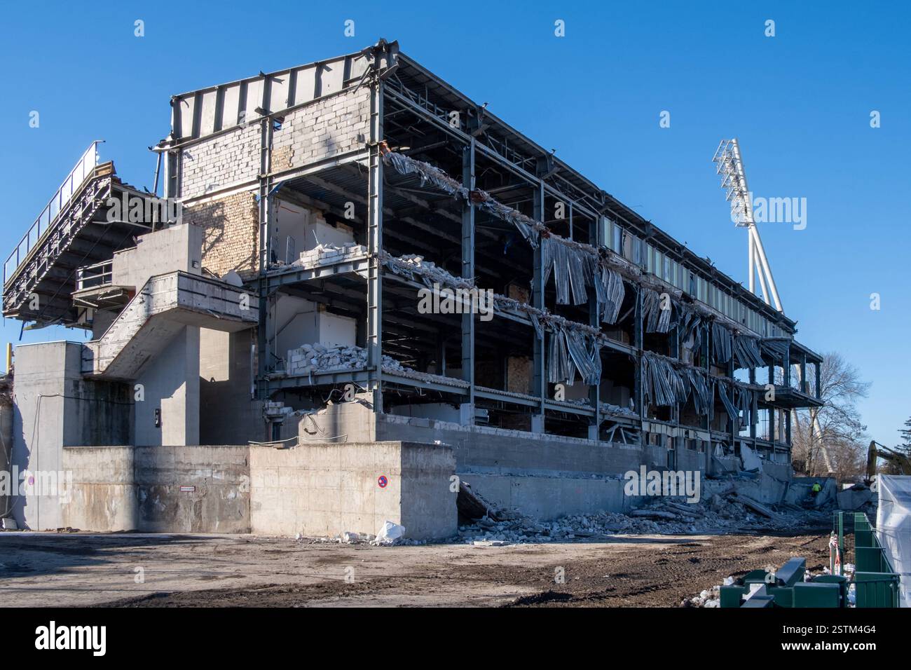 Die Abrissarbeiten an der Haupttribüne des Stadions im Friedrich-Ludwig ...