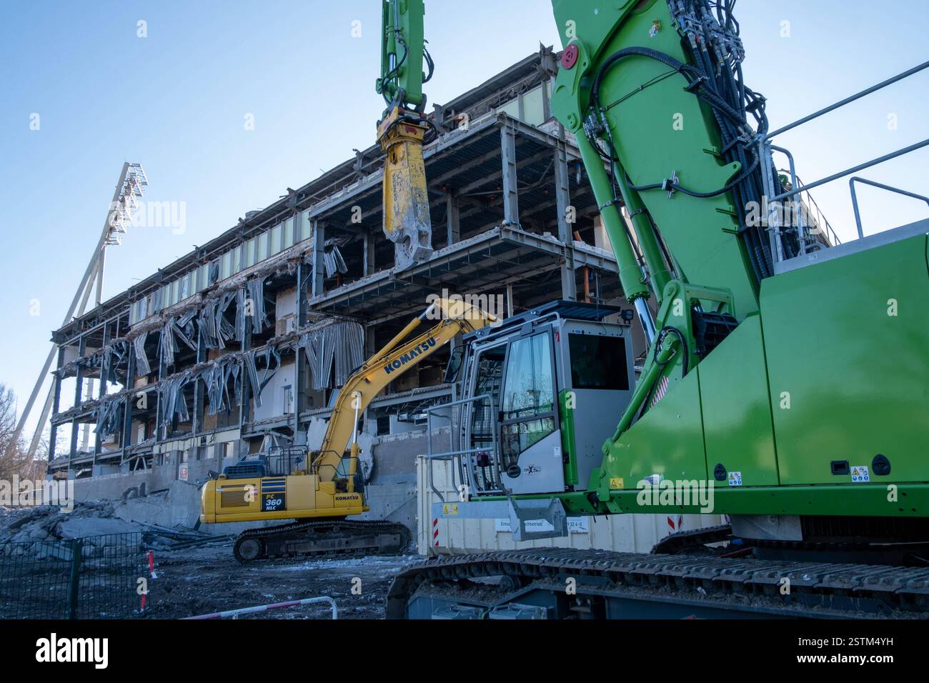 Die Abrissarbeiten an der Haupttribüne des Stadions im Friedrich-Ludwig ...
