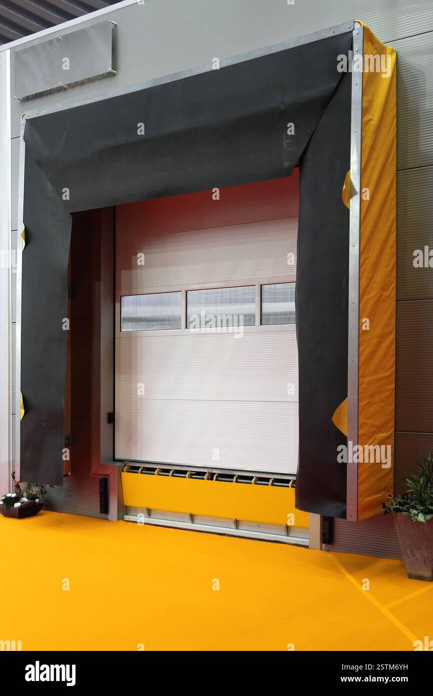 Loading bay doors hi-res stock photography and images - Alamy