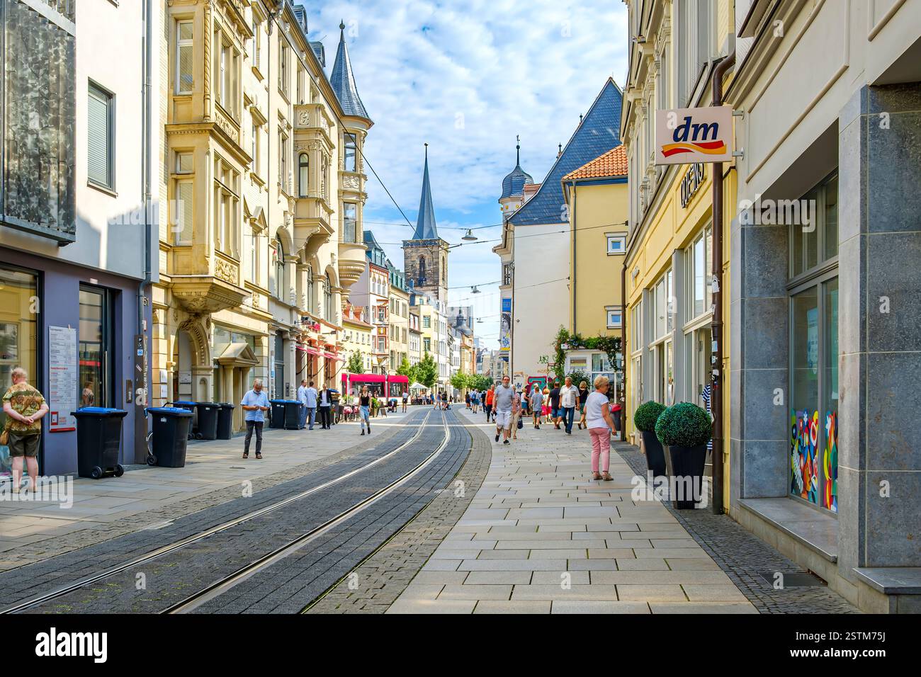 Everyday busy city centre scene on Neuwerkstraße in Erfurt, Thuringia ...