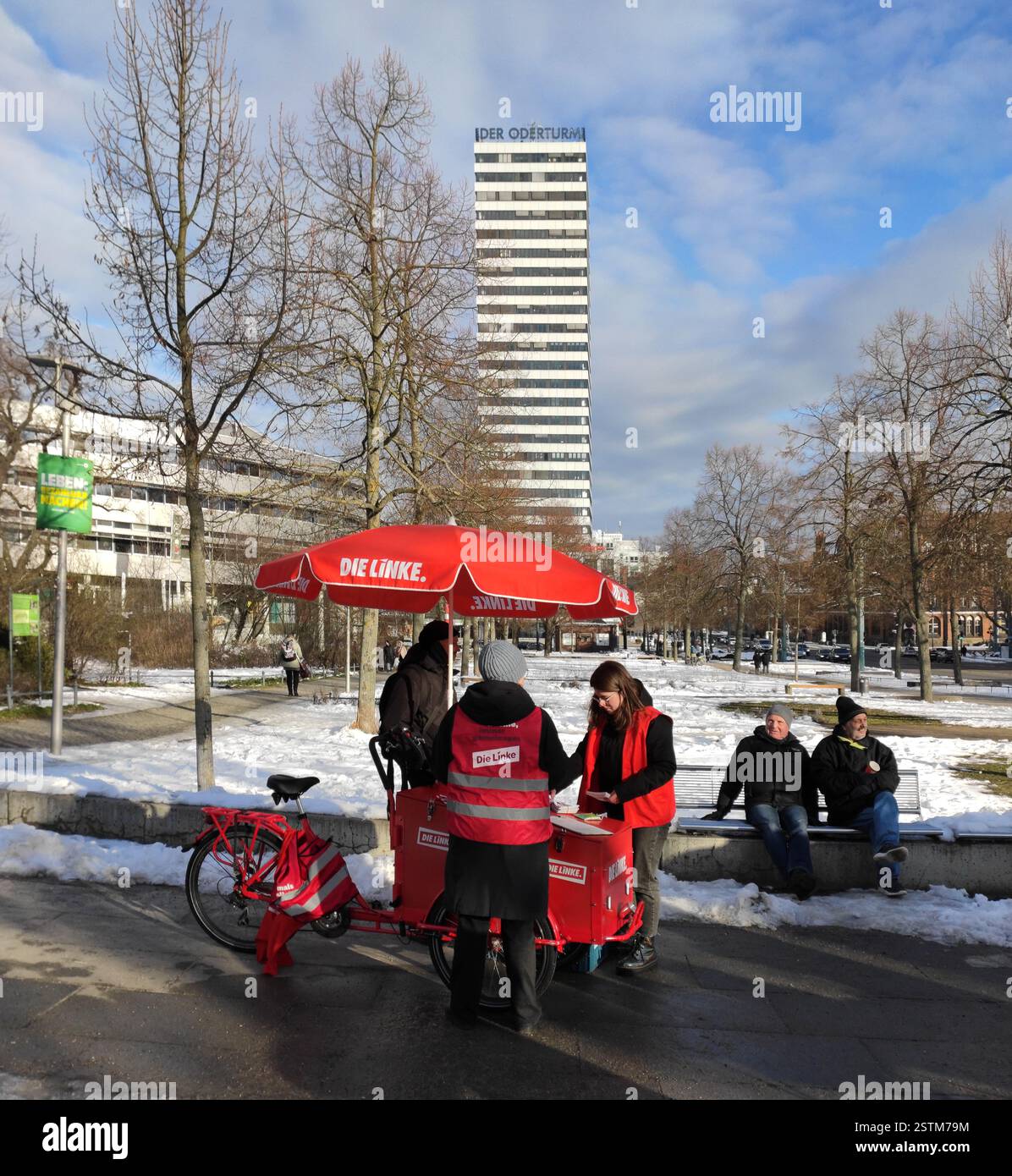Linke Partei campaigners in Frankfurt Oder, Land Brandenburg, on ...
