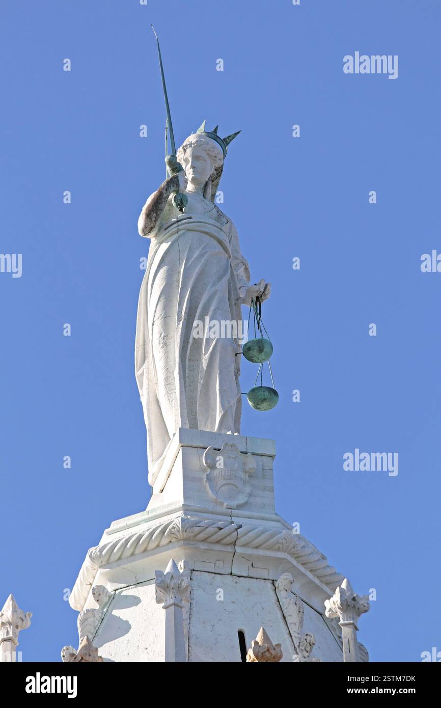 Lady justice statue at palace in venice italy hi-res stock photography ...