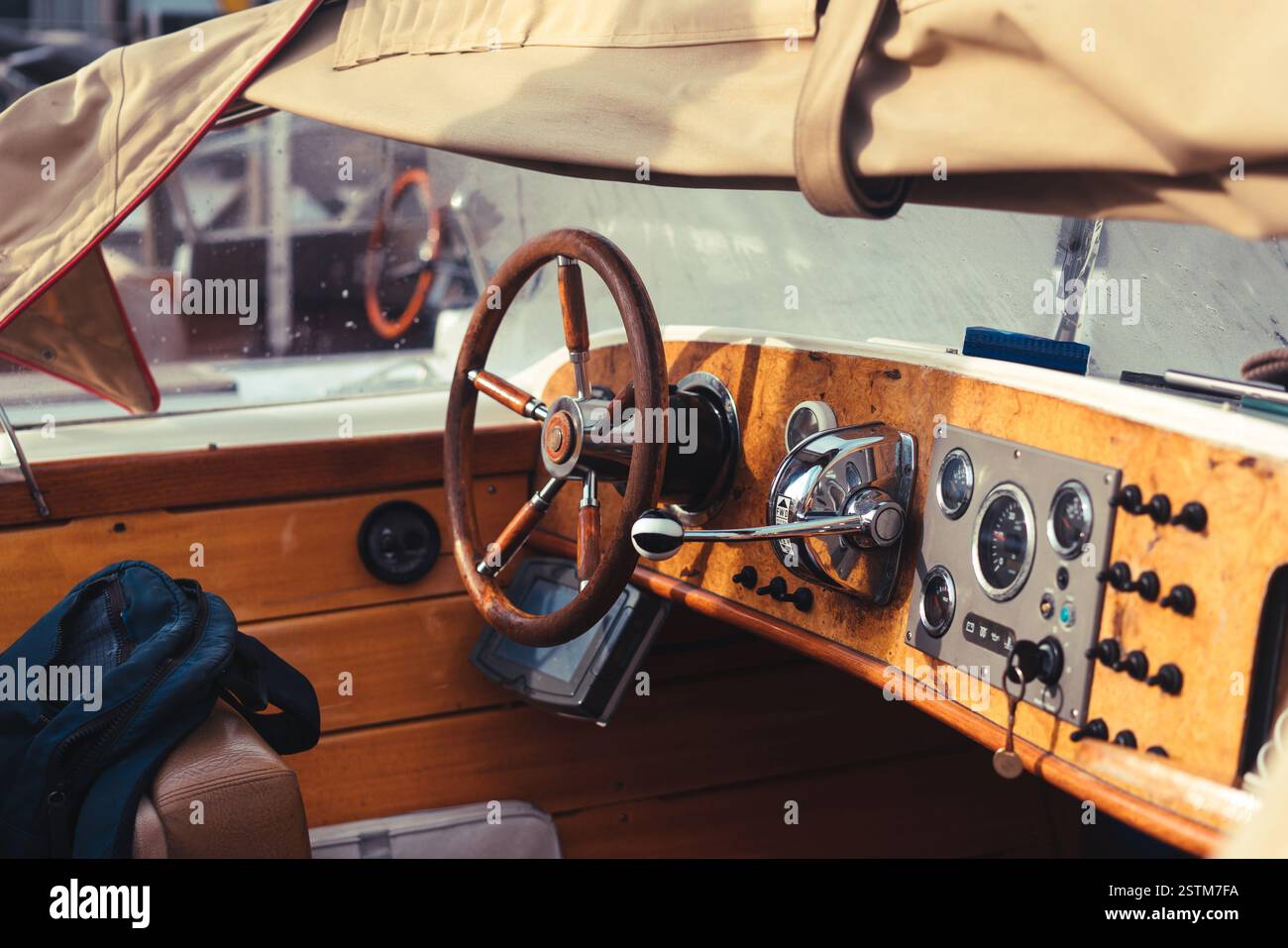 Retro speed boat hi-res stock photography and images - Alamy