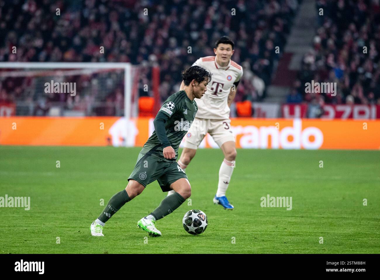 Reo Hatate (Celtic Glasgow, #41) am Ball, dahinter Min-Jae Kim (FC ...