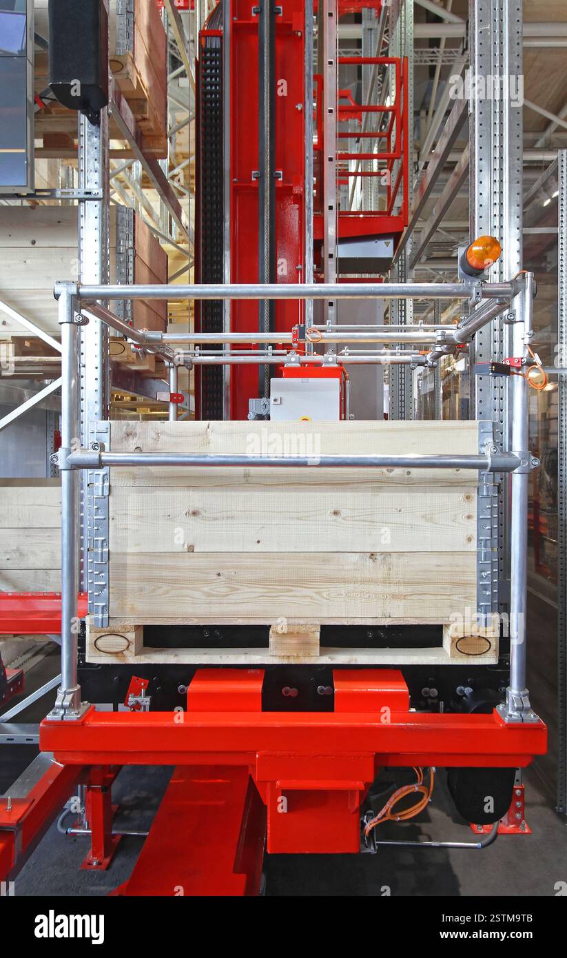 Box retrieval hi-res stock photography and images - Alamy