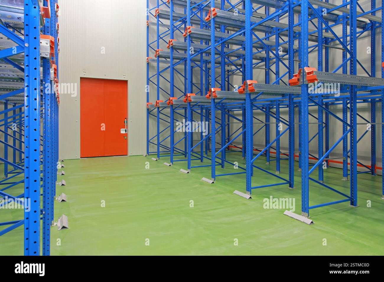 Empty storage room depot hi-res stock photography and images - Alamy