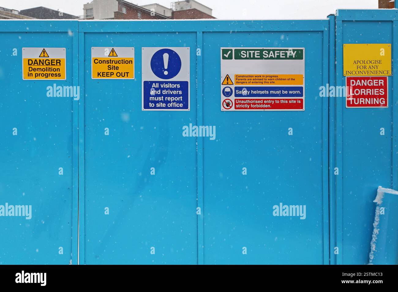Site safety signs entrance construction hi-res stock photography and ...