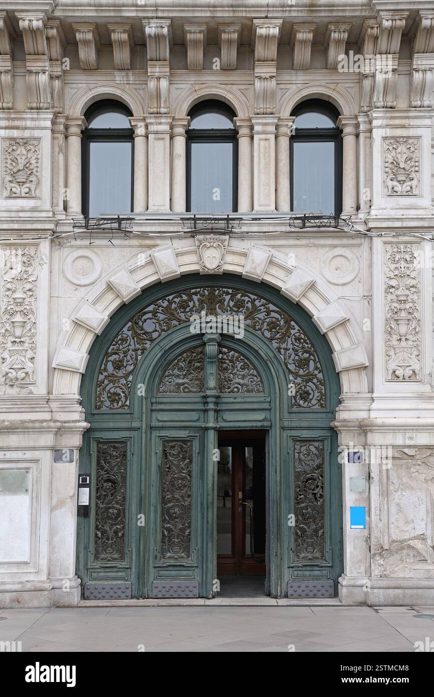 Big double arch door hi-res stock photography and images - Alamy