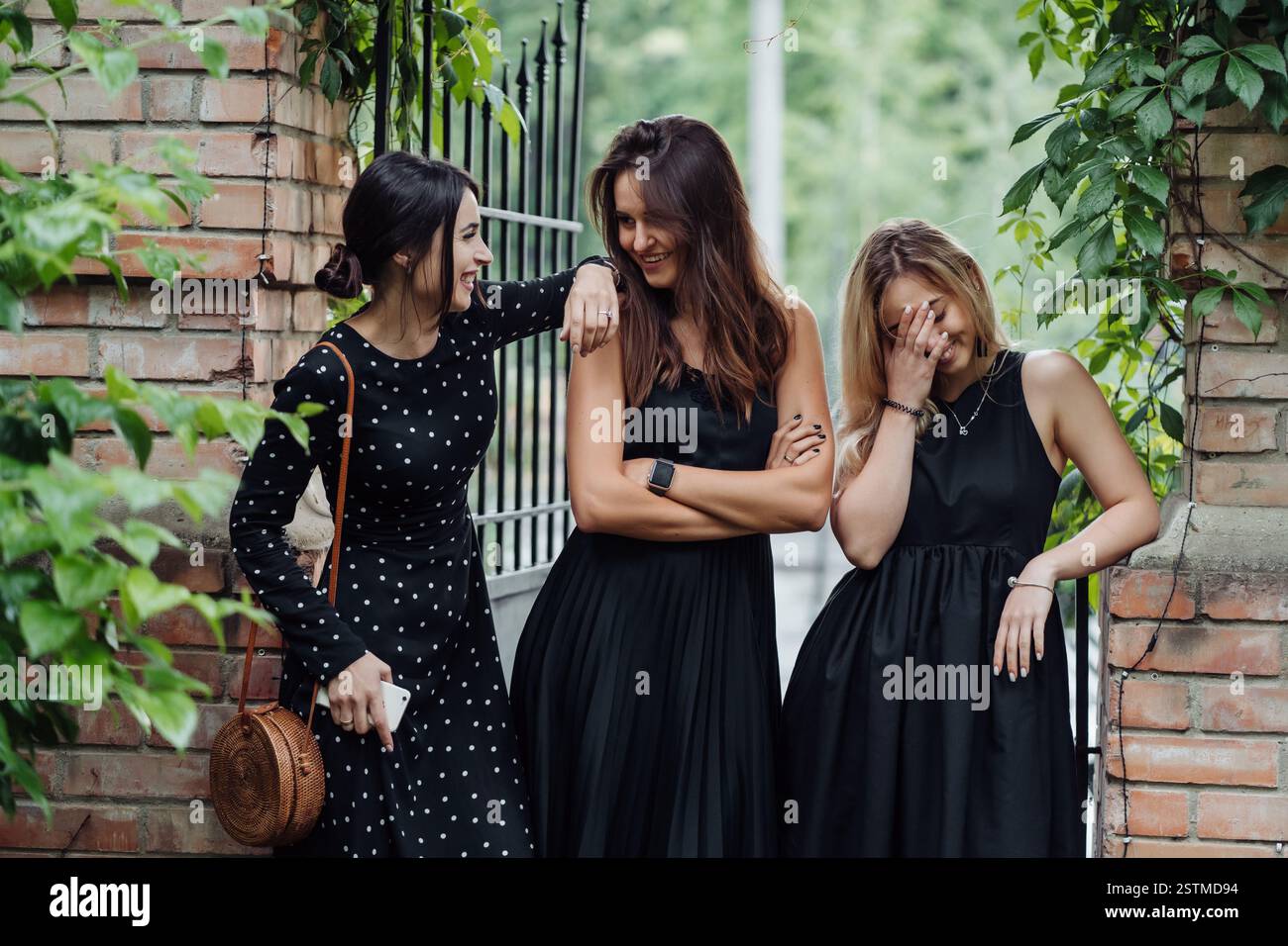 Stand girls hi-res stock photography and images - Alamy