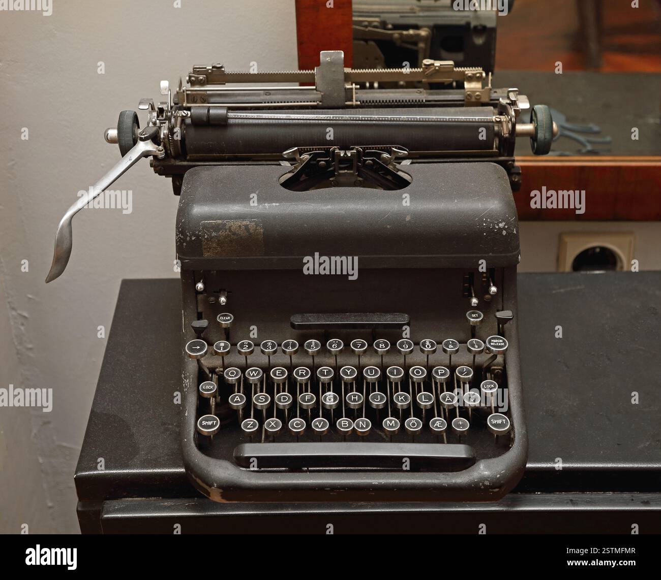 Big Black Vintage Retro Typewriter Machine Stock Photo - Alamy