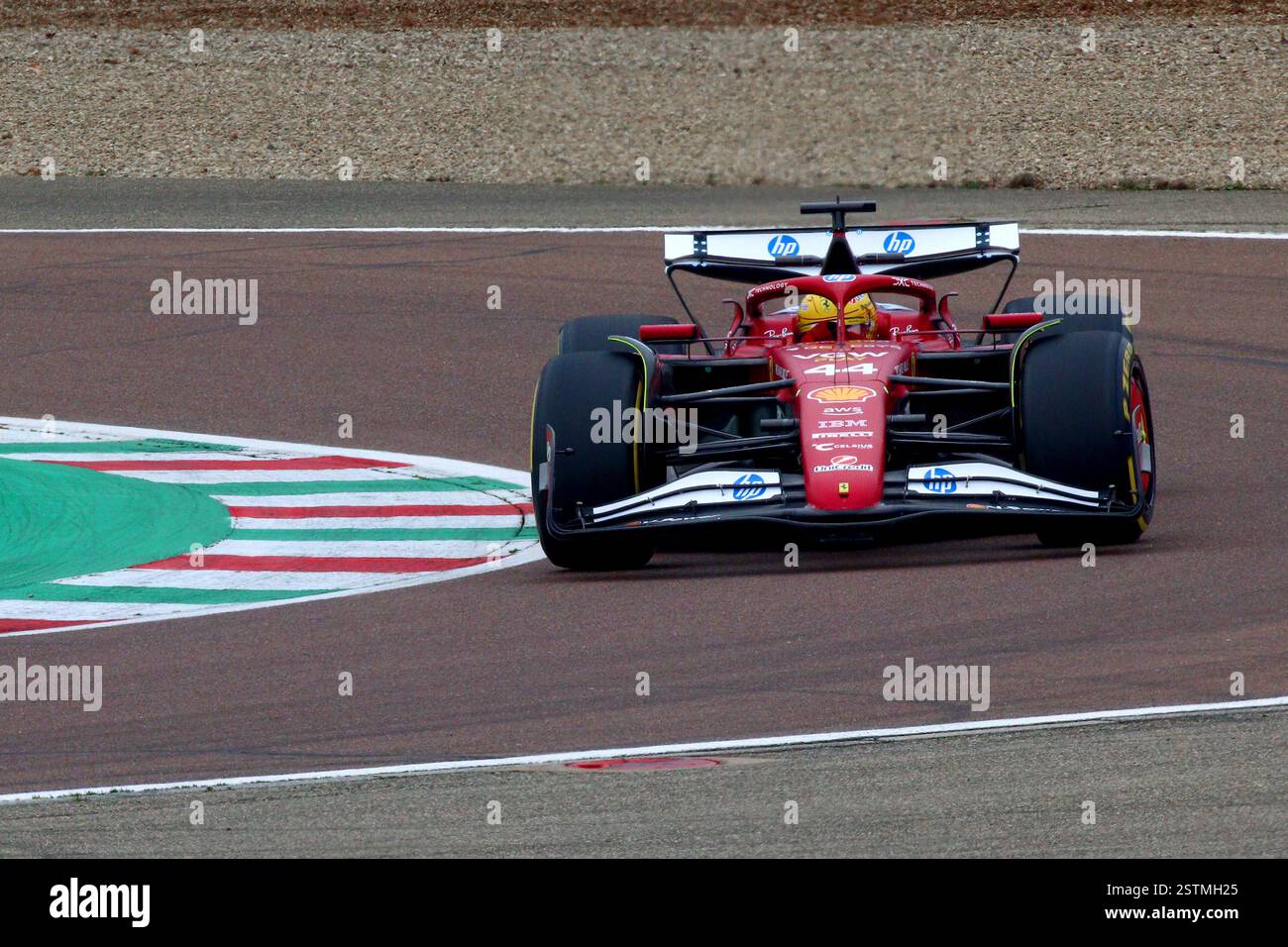 Lewis Hamilton in pista a Fiorano con la La nuova Ferrari SF-25 sport ...