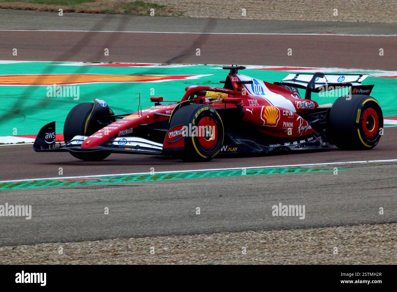 Lewis Hamilton in pista a Fiorano con la La nuova Ferrari SF-25 sport ...