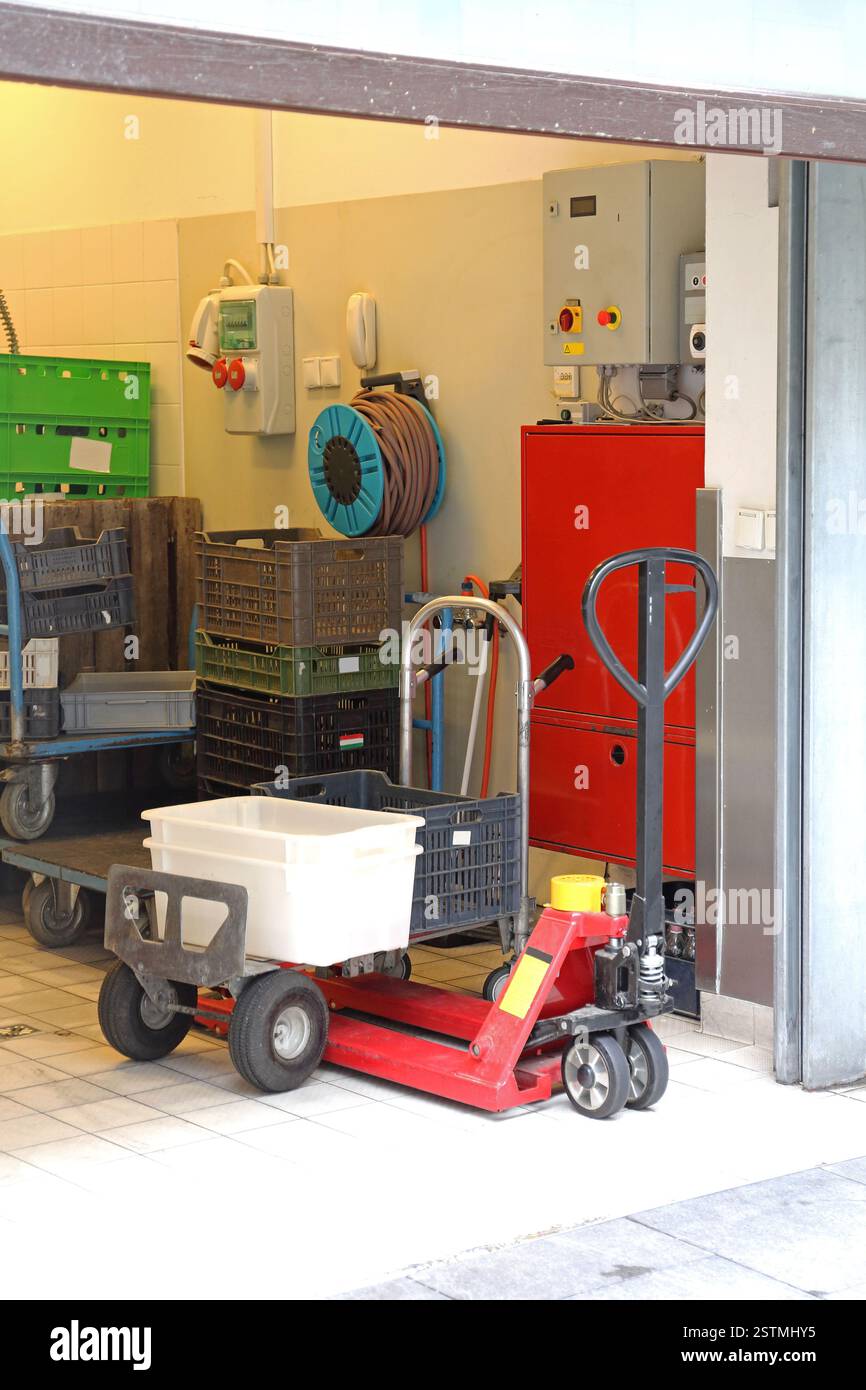 Pallet Jack Cart Stock Photo - Alamy