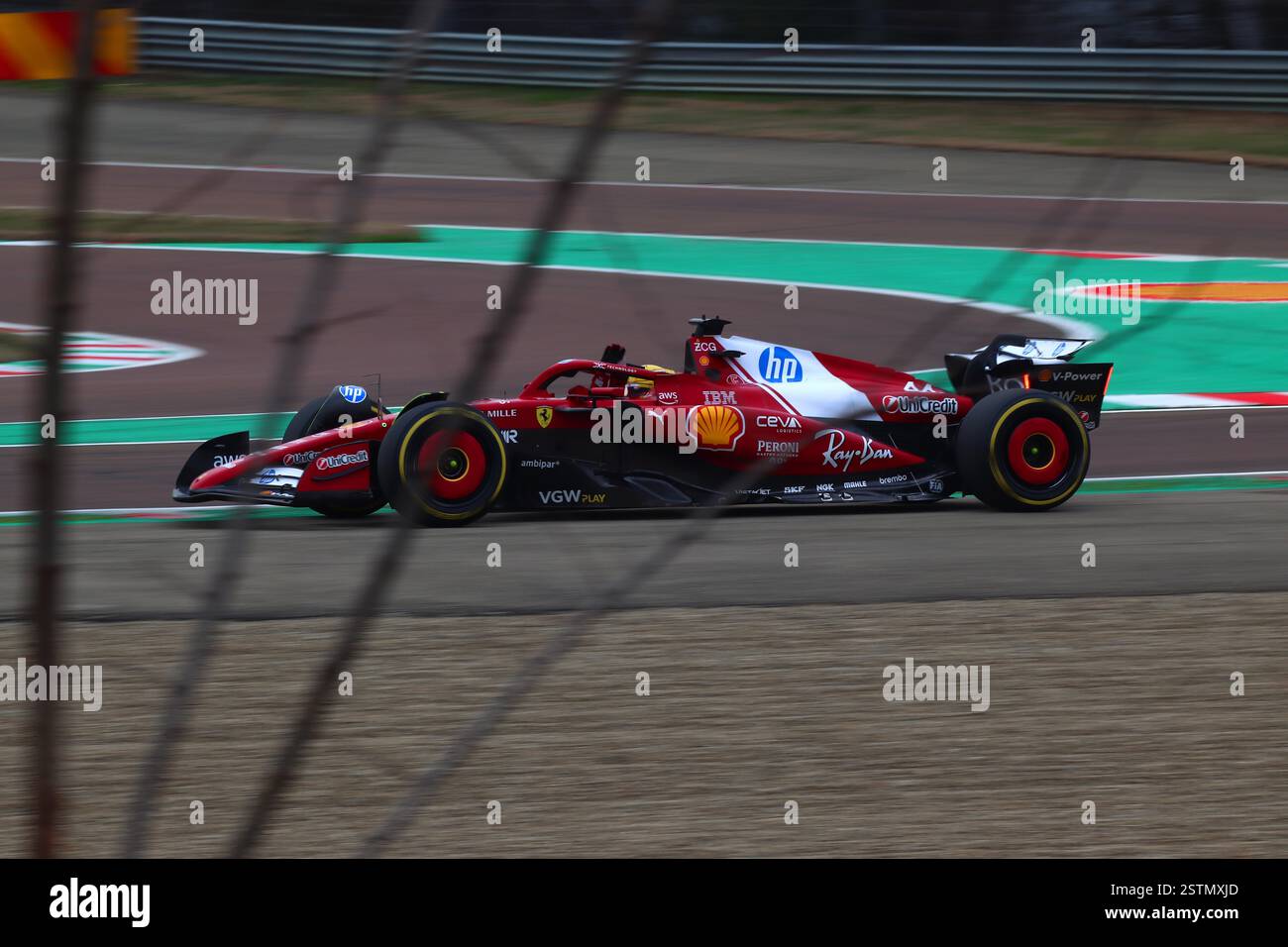 Lewis Hamilton in pista a Fiorano con la nuova Ferrari SF-25 sport ...