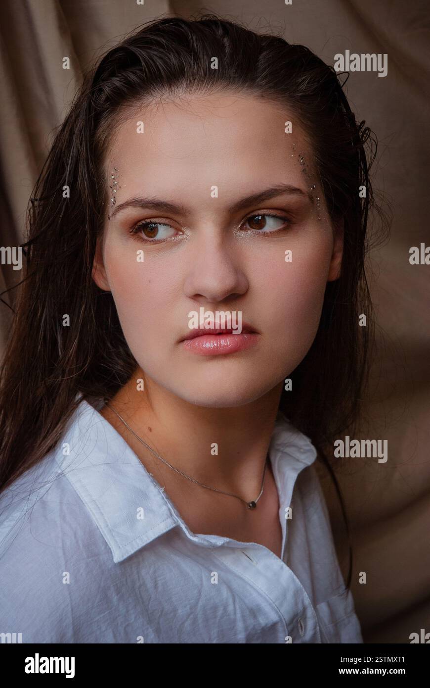 Elegant portrait of a woman with natural beauty and minimalist style ...