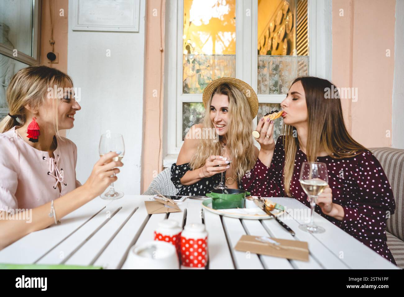 Girls, together, party hi-res stock photography and images - Alamy