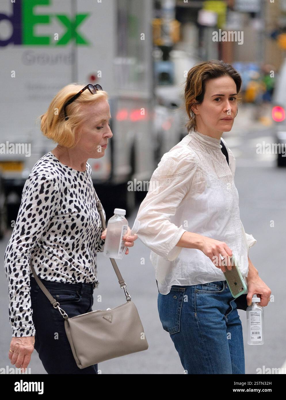 Actress Sarah Paulson and her partner Holland Taylor went shopping in ...
