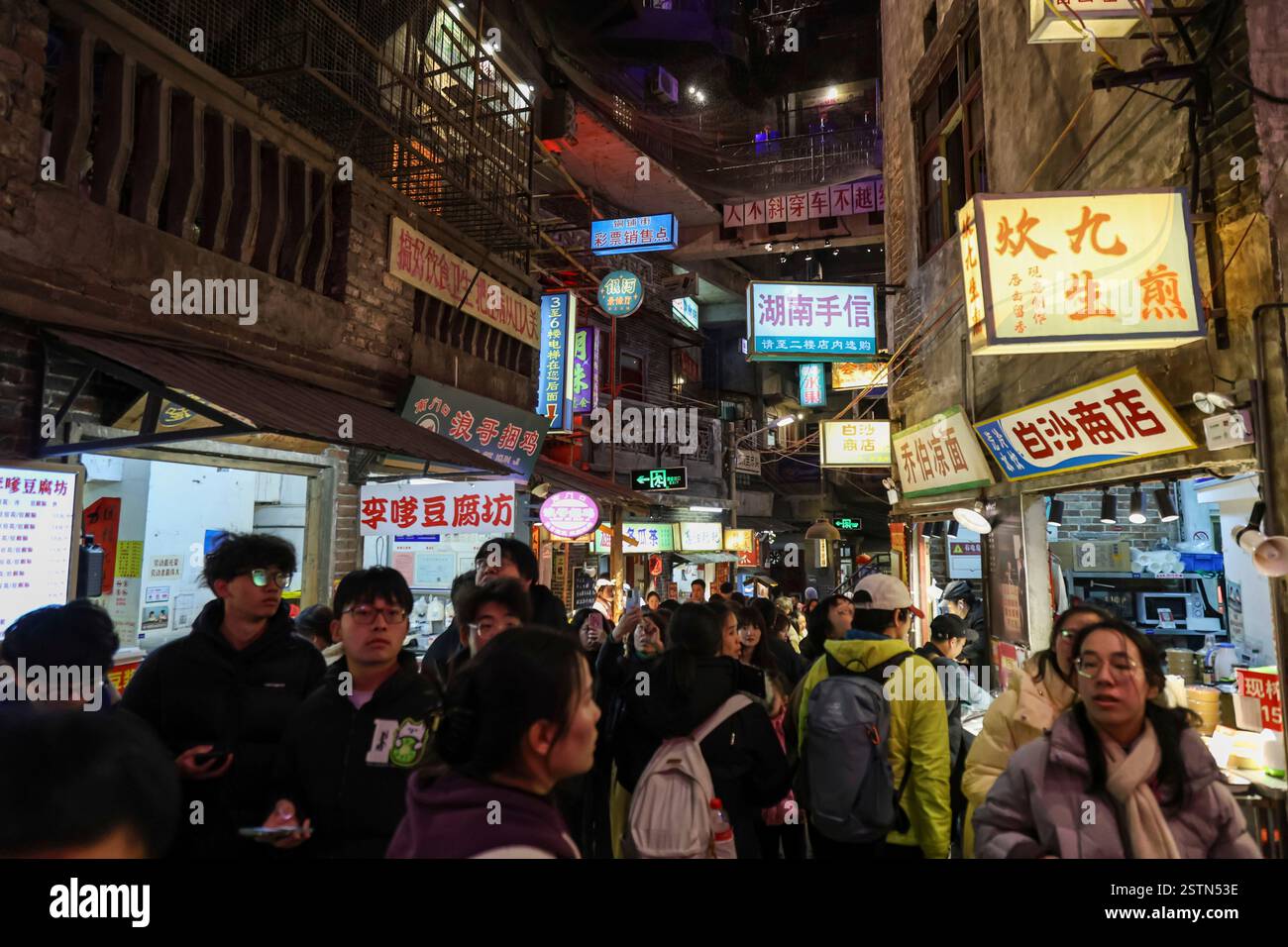 Tourists swarm into Super Wenheyou night market complex in Changsha in ...