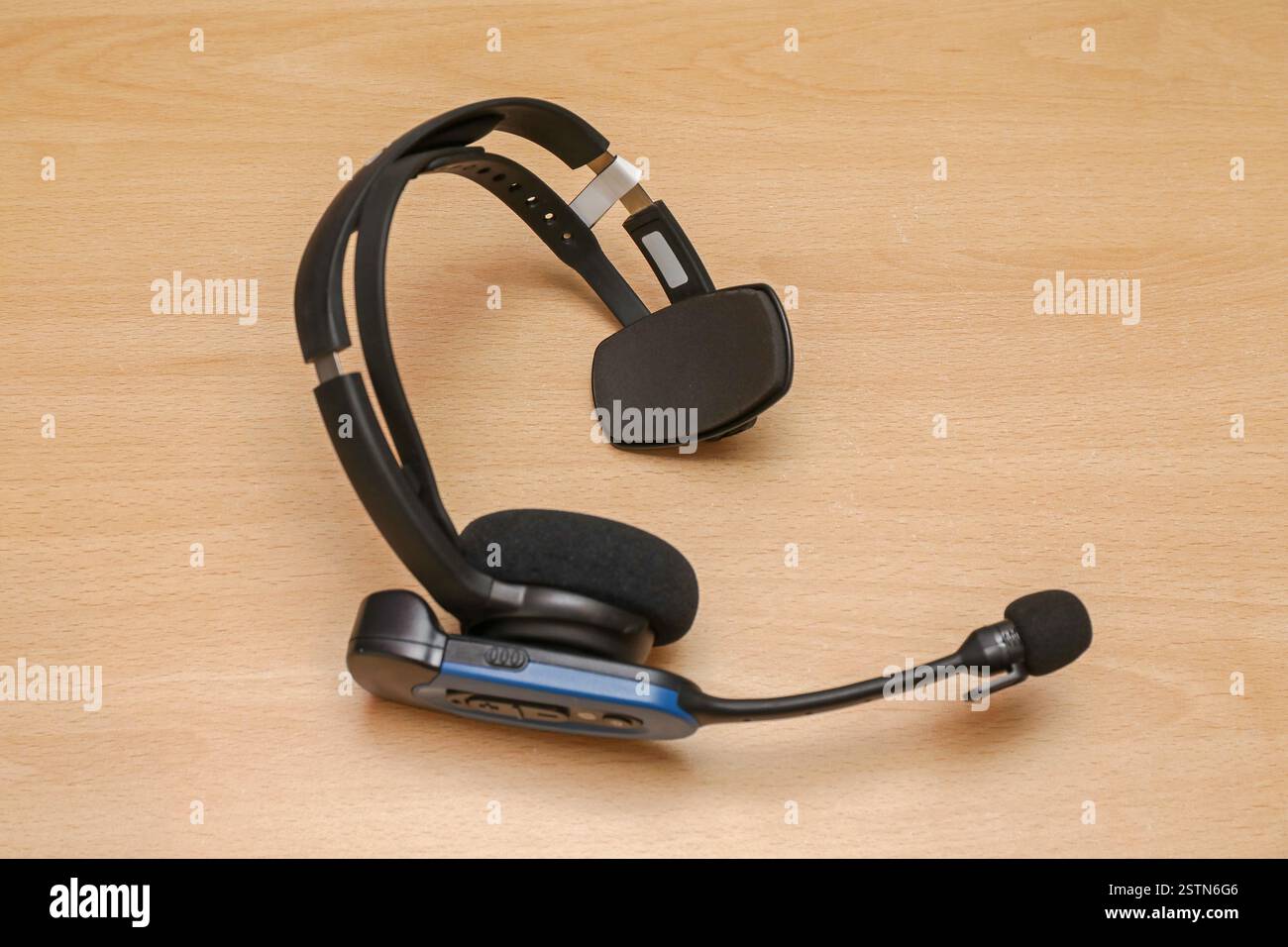Wireless microphone headset hi-res stock photography and images - Alamy