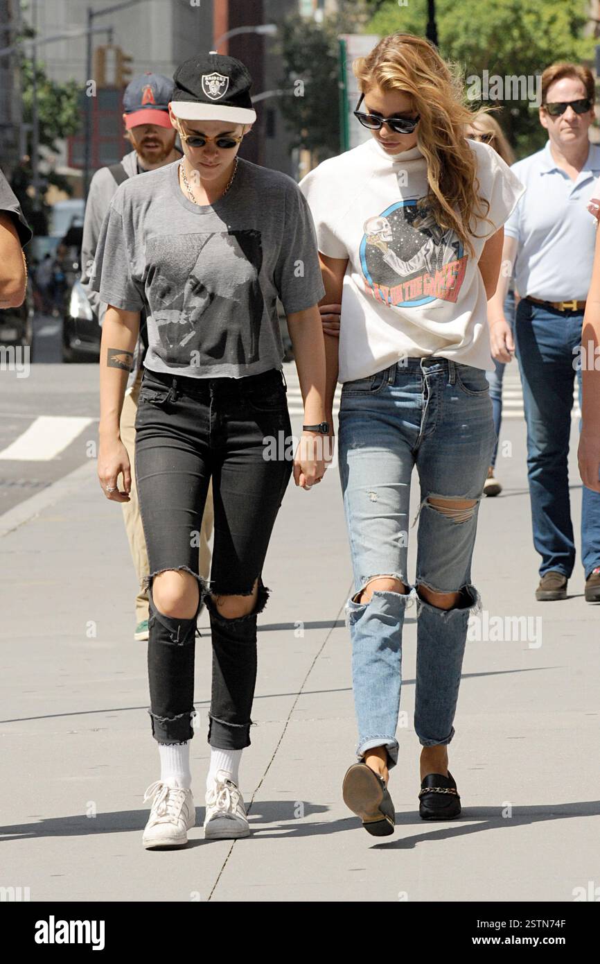 Kristen stewart stella maxwell hi-res stock photography and images - Alamy