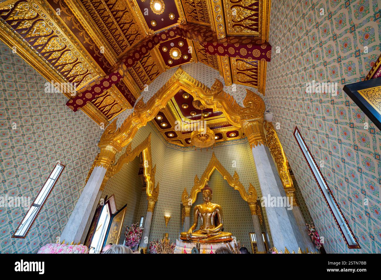 beautiful ceiling decorate in Thai style at Wat Traimit Bangkok ...