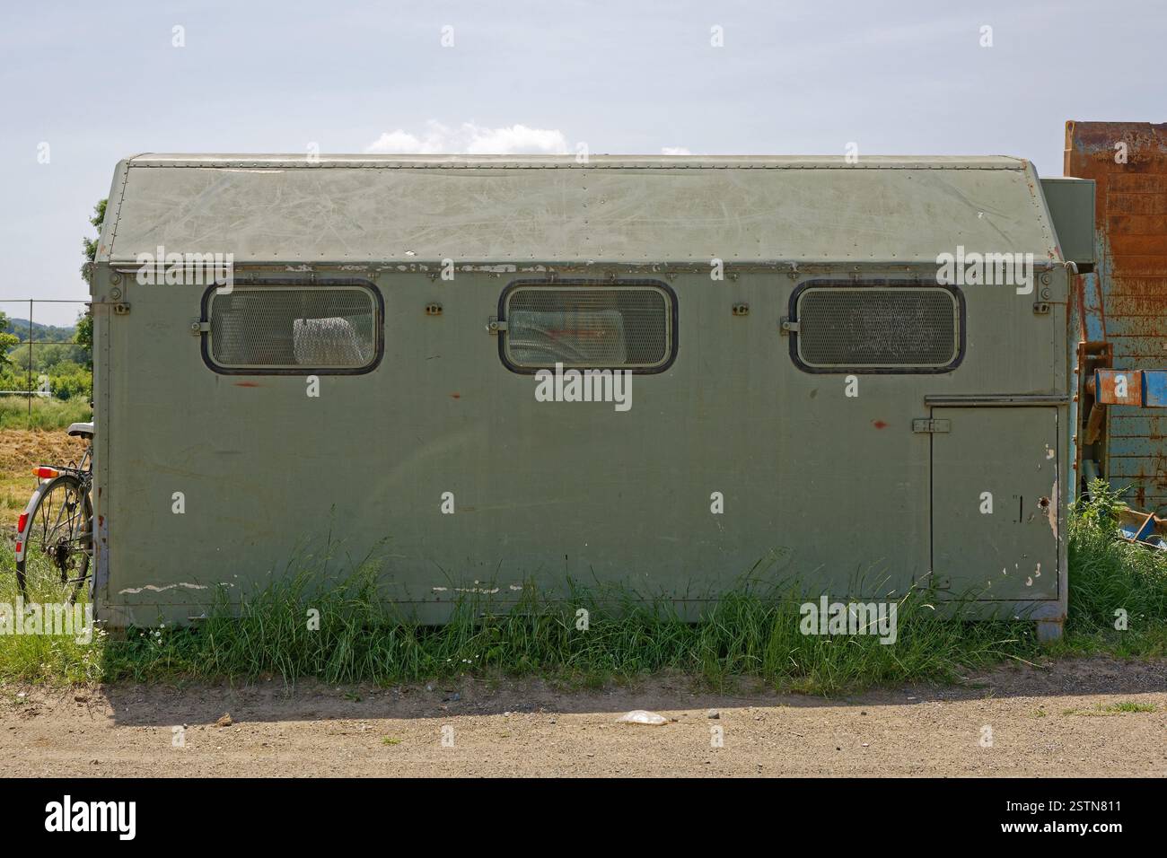 Military kitchen trailer hi-res stock photography and images - Alamy
