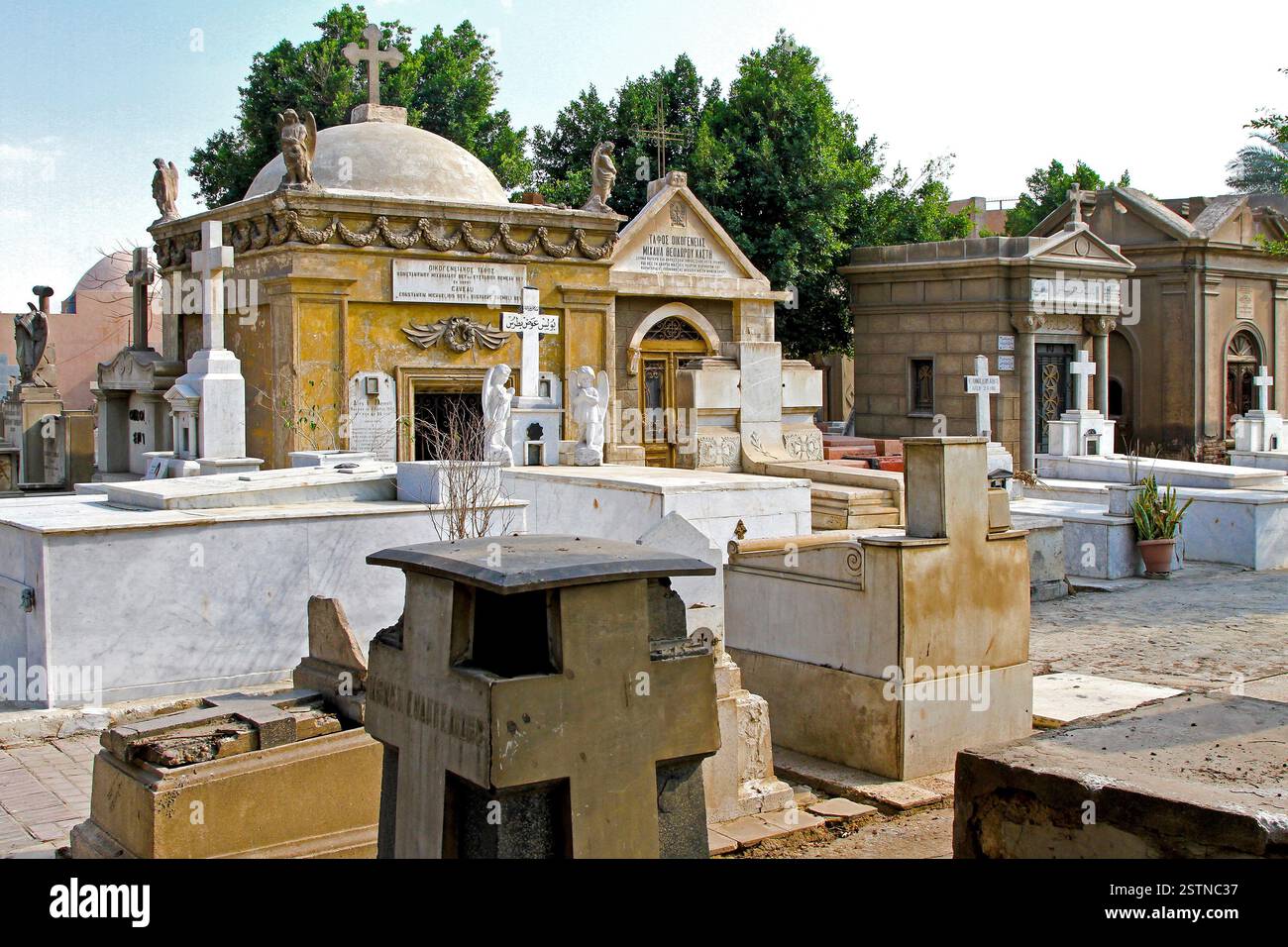 Tombs mausoleum graveyard at coptic cemetery in cairo hi-res stock ...