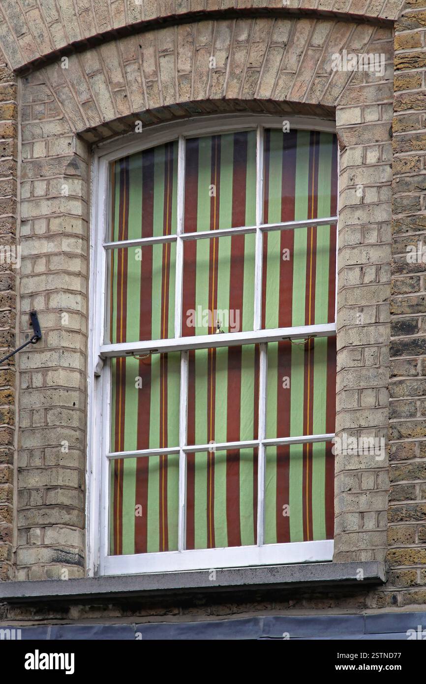 Closed curtains window hi-res stock photography and images - Alamy