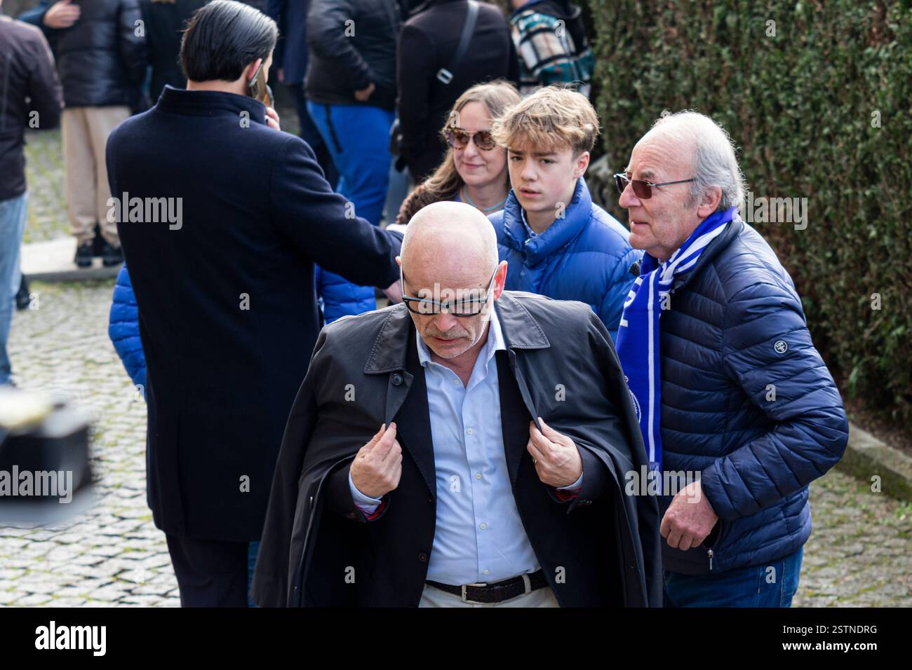 Nuno Lobo (in glasses and a blazer), former candidate to the presidency ...