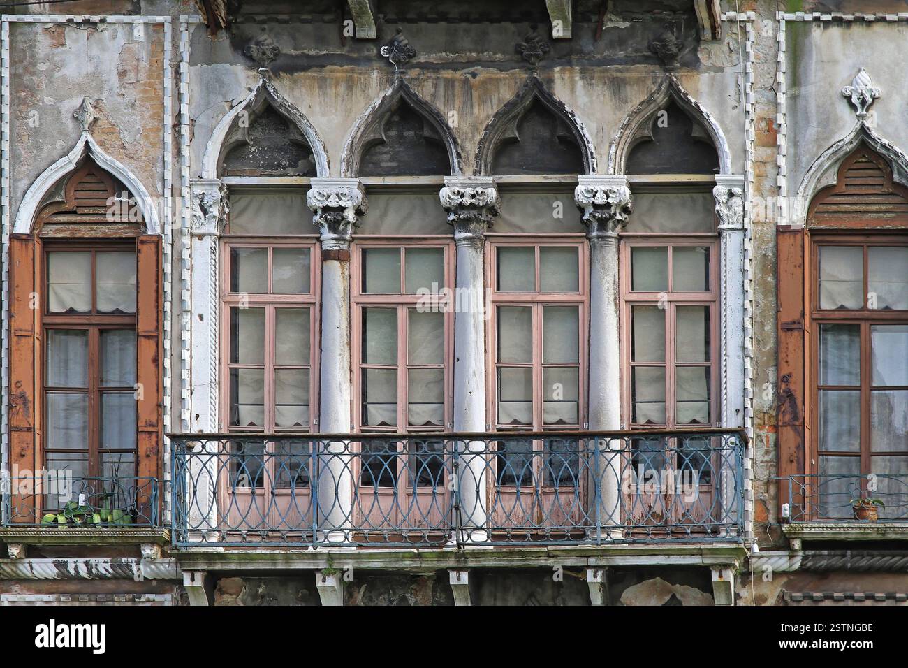 Venetian windows at traditonal building in venice hi-res stock ...