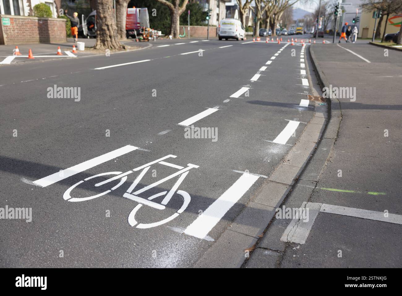 Arbeiter markieren einen Fahrradweg *** Workers mark out a cycle path ...