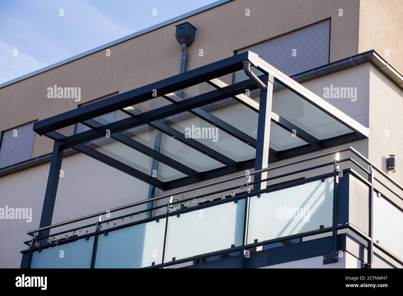 Schöne Balkonüberdachung aus Glas und Aluminium an einem Wohnhaus ...