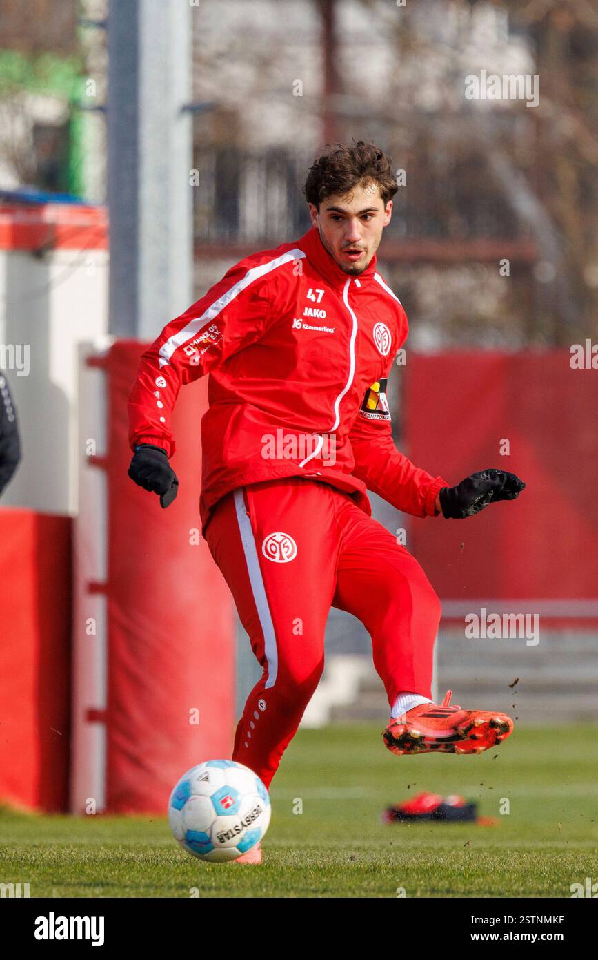 Mainz, Deutschland. 19th Feb, 2025. Maxim Dal (1. FSV Mainz 05 #47 ...