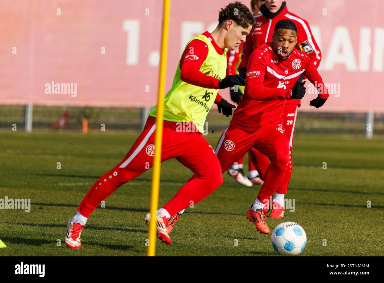 Mainz, Deutschland. 19th Feb, 2025. Daniel Gleiber (1. FSV Mainz 05 #42 ...