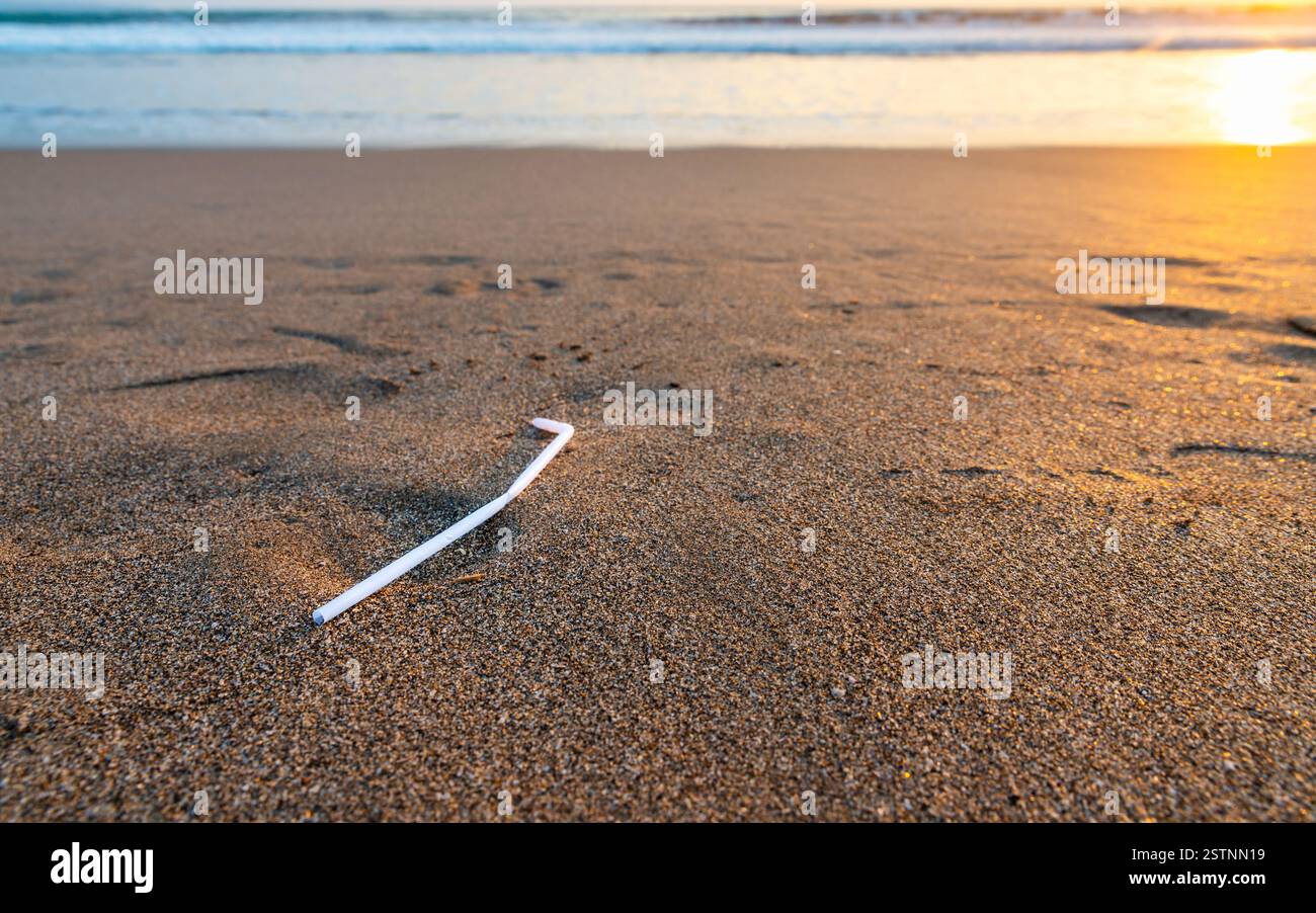 Plastic straw litter hi-res stock photography and images - Alamy