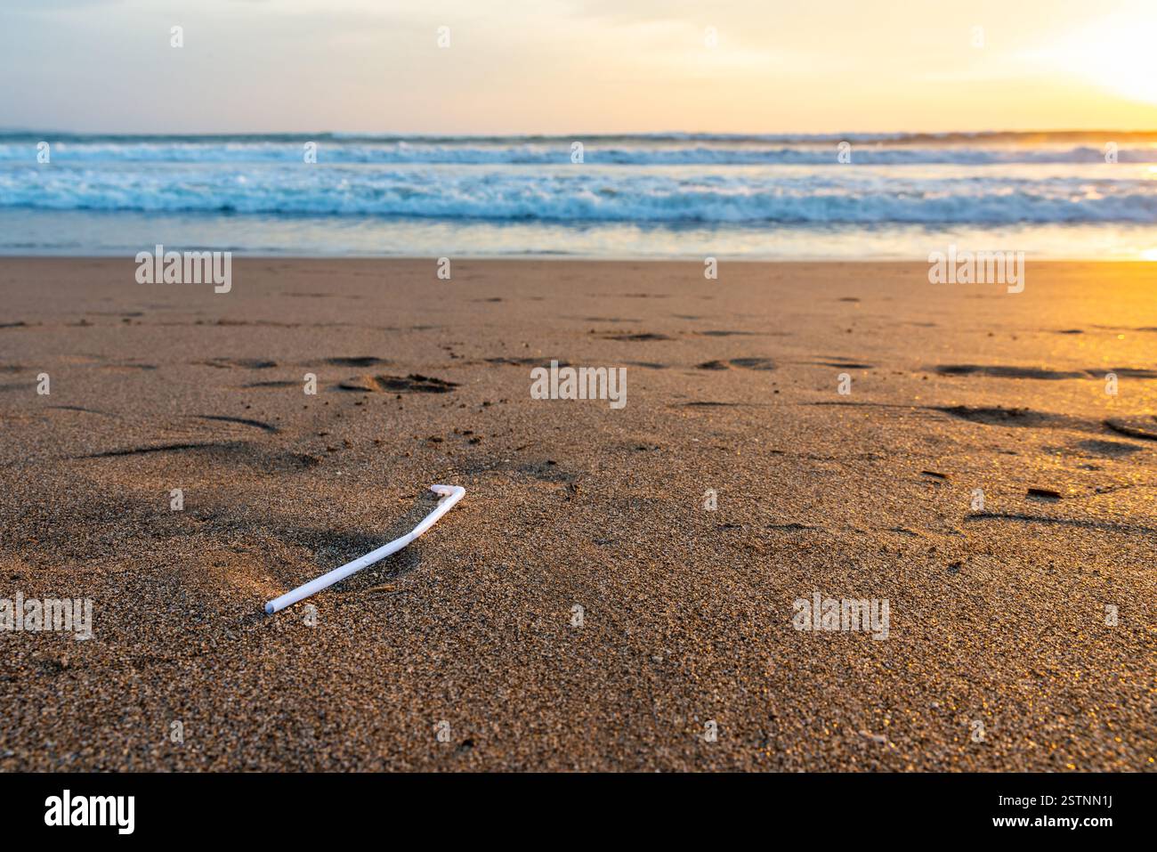 Plastic straw pollution hi-res stock photography and images - Alamy