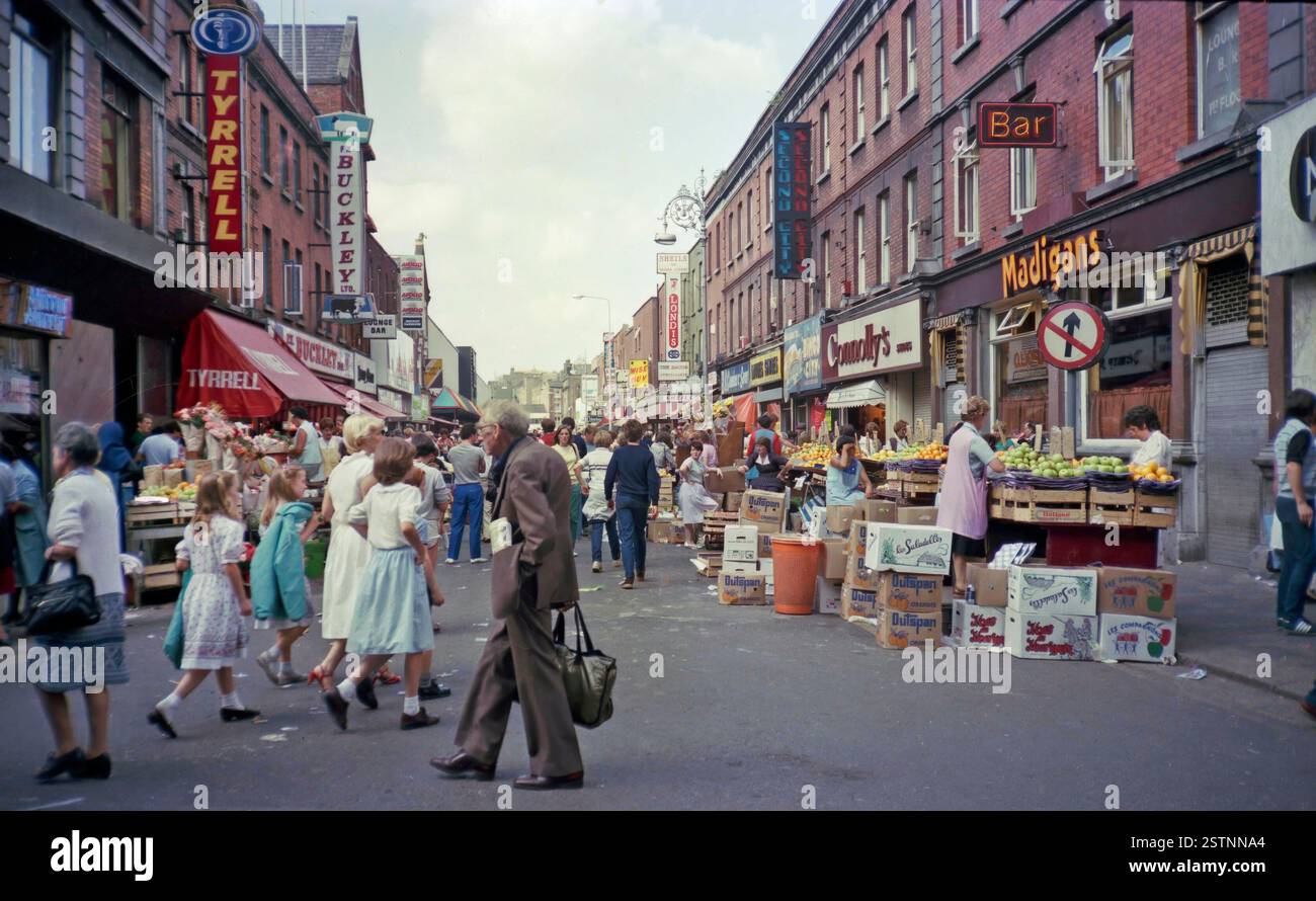 Pembroke Street market Dublin, southern Ireland, in 1985 Stock Photo ...