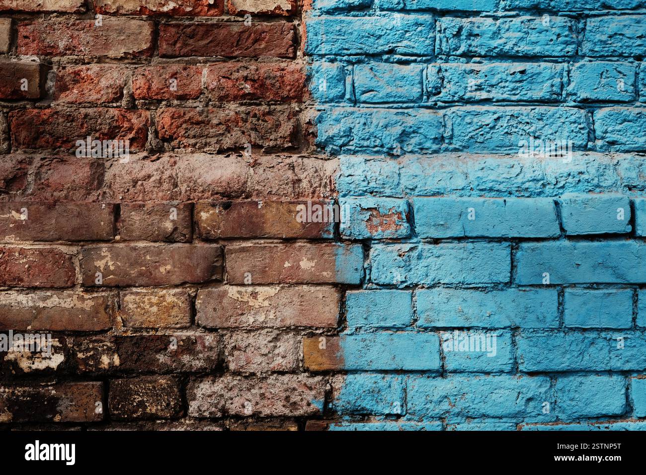 Half brick half concrete wall hi-res stock photography and images - Alamy