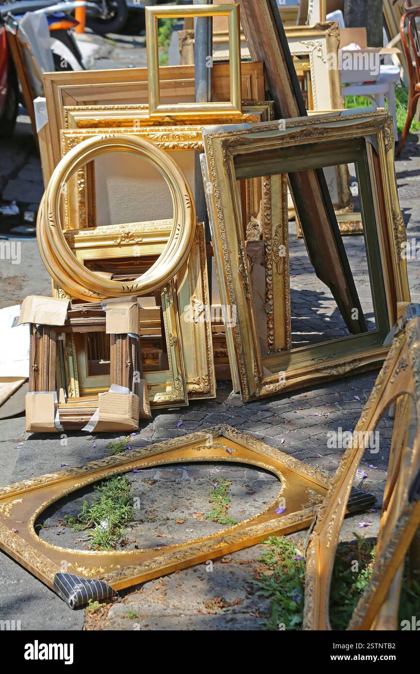 Flea market art frames hi-res stock photography and images - Alamy