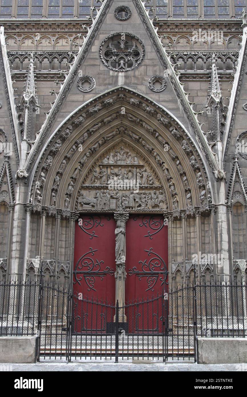Red cathedral doors hi-res stock photography and images - Alamy