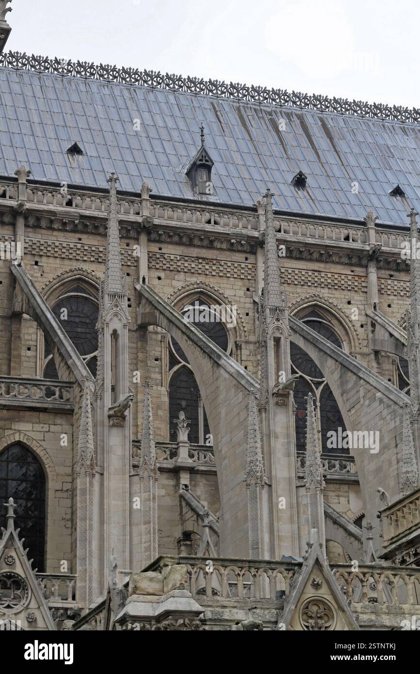 Windows and flying buttresses hi-res stock photography and images - Alamy