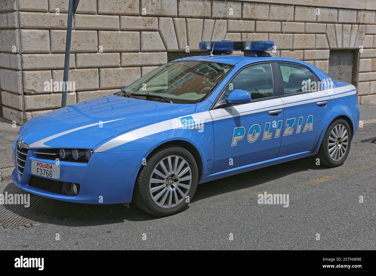 Italian fast police car alfa romeo at quirinale in rome hi-res stock ...