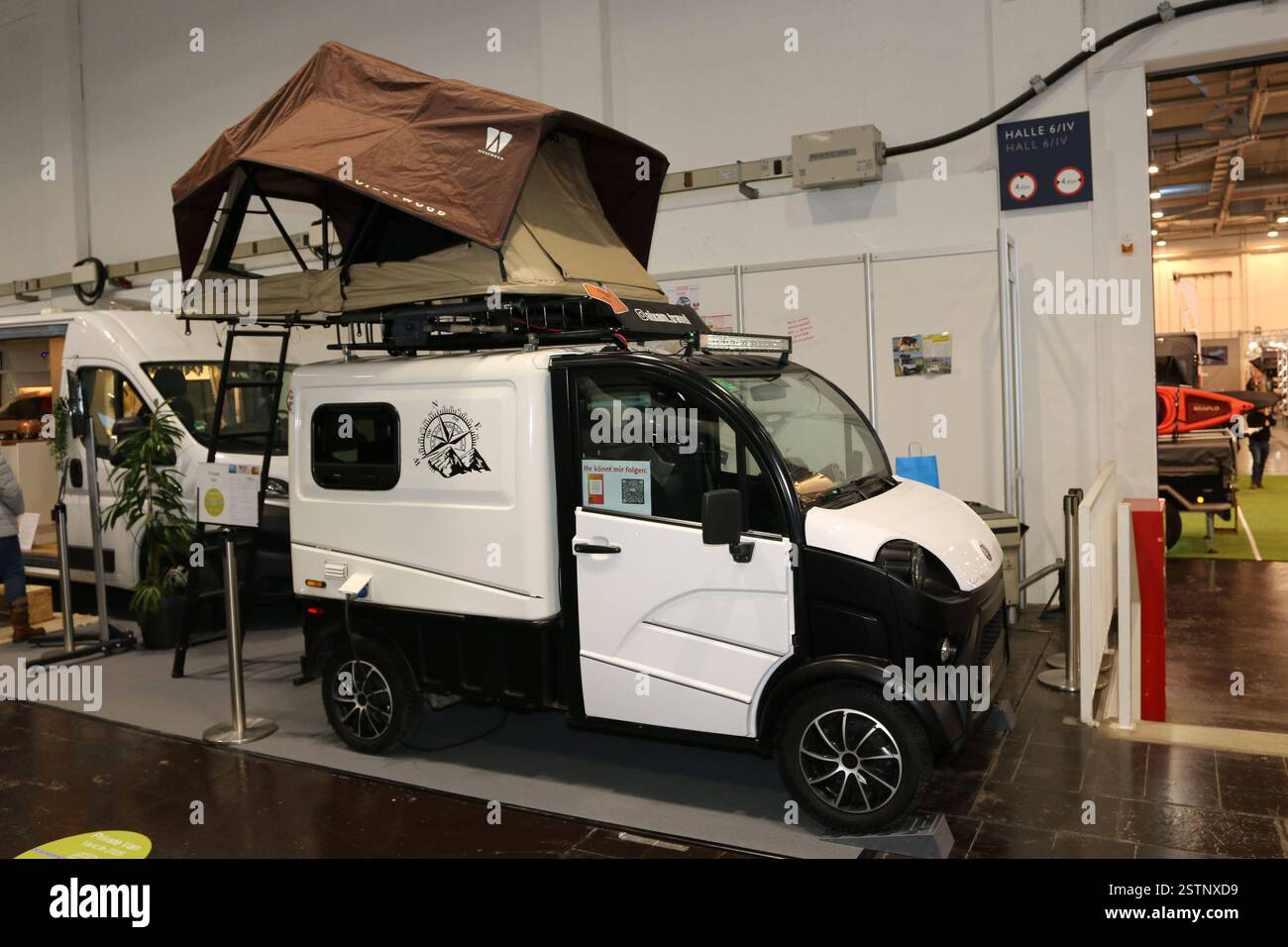 Campervan mit Vickywood Dachzelt auf Basis Aixam Pro D-Truck Van ...