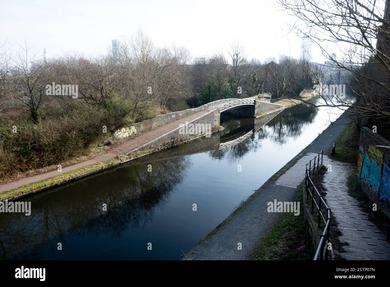 Monument road basin bridge hi-res stock photography and images - Alamy