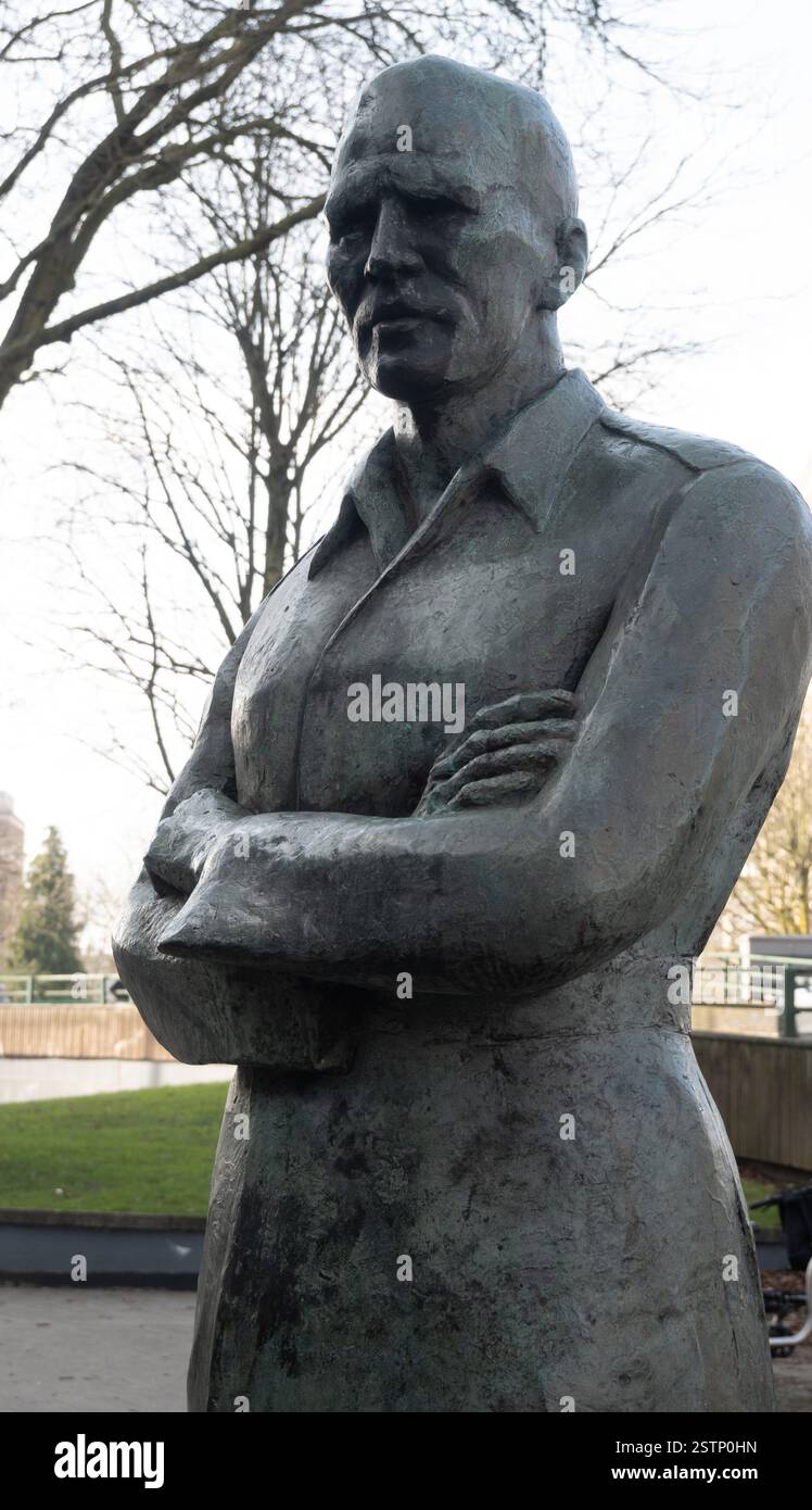 Field Marshal Sir Claude Auchinleck statue, Five Ways, Birmingham, West ...