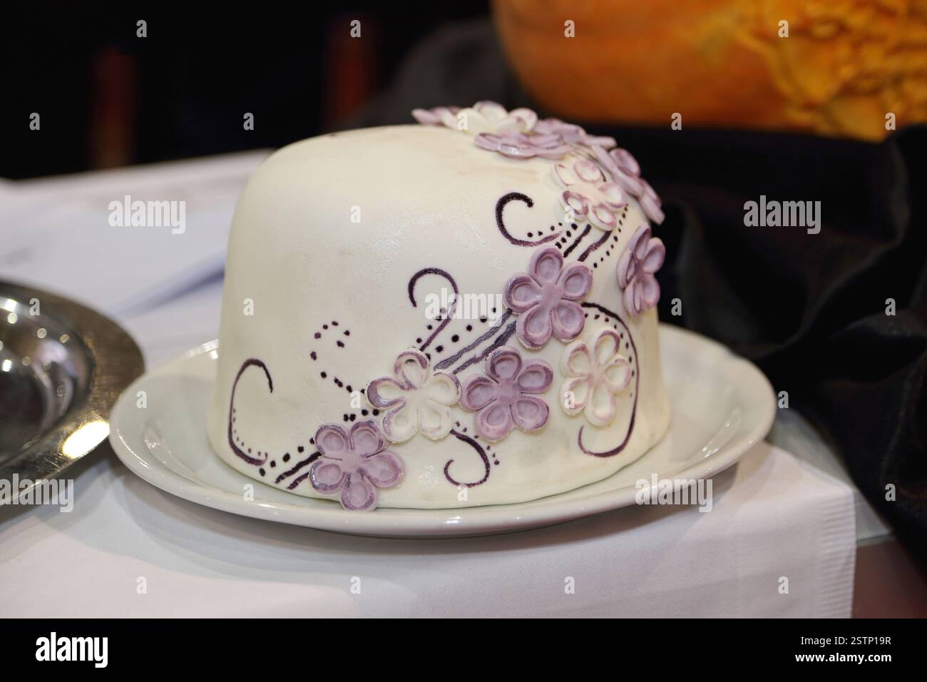 Beautiful cake with edible flowers decor hi-res stock photography and ...